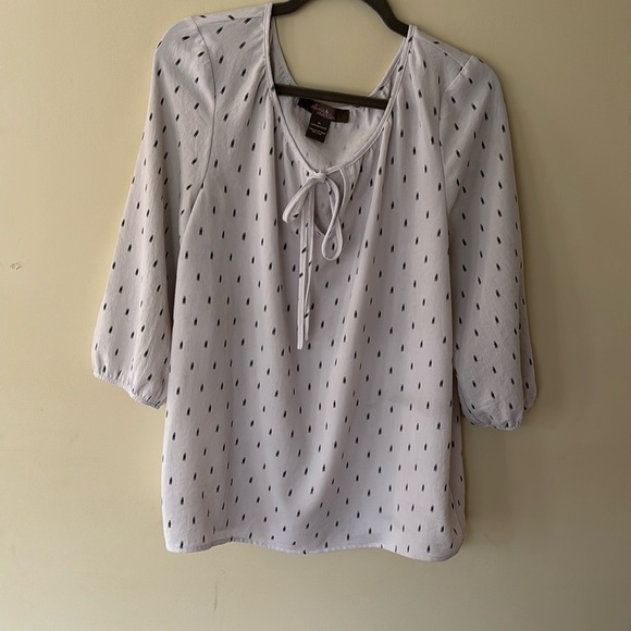 Olivia& Martin | Tops | Olivia Martin White With Black Topblouse Size ...